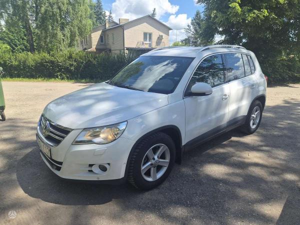 White Volkswagen Tiguan 2011 in Utena, with an engine capacity of 1.39 L and mileage of 245 thousand km for 3650 €, photo 1 on AUTOMOTO.COM.LV