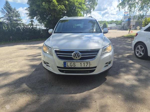 White Volkswagen Tiguan 2011 in Utena, with an engine capacity of 1.39 L and mileage of 245 thousand km for 3650 €, photo 2 on AUTOMOTO.COM.LV