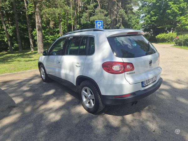 White Volkswagen Tiguan 2011 in Utena, with an engine capacity of 1.39 L and mileage of 245 thousand km for 3650 €, photo 4 on AUTOMOTO.COM.LV