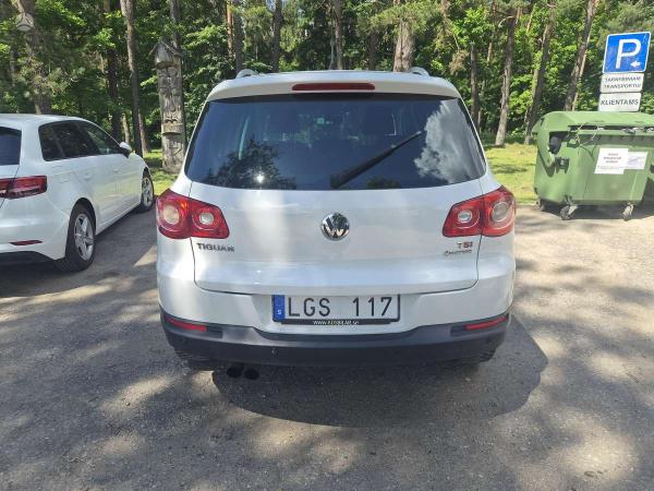 White Volkswagen Tiguan 2011 in Utena, with an engine capacity of 1.39 L and mileage of 245 thousand km for 3650 €, photo 5 on AUTOMOTO.COM.LV