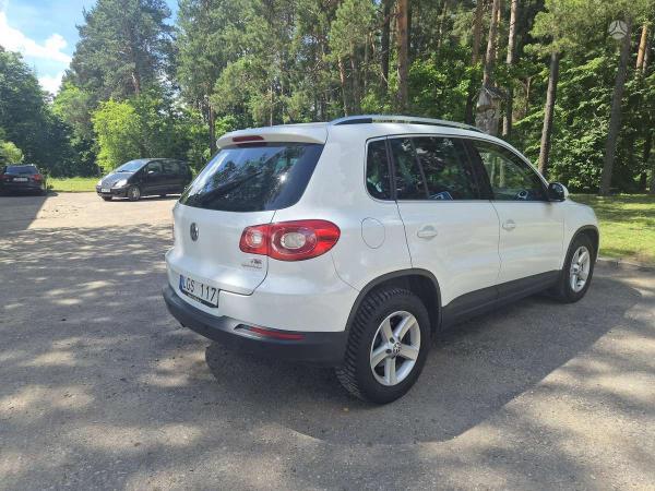 White Volkswagen Tiguan 2011 in Utena, with an engine capacity of 1.39 L and mileage of 245 thousand km for 3650 €, photo 6 on AUTOMOTO.COM.LV