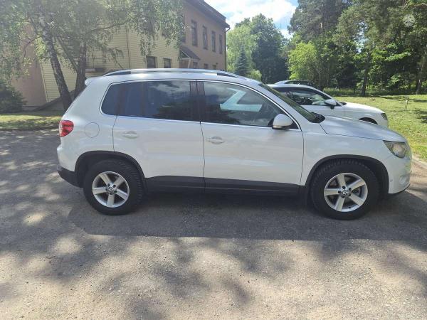 White Volkswagen Tiguan 2011 in Utena, with an engine capacity of 1.39 L and mileage of 245 thousand km for 3650 €, photo 7 on AUTOMOTO.COM.LV