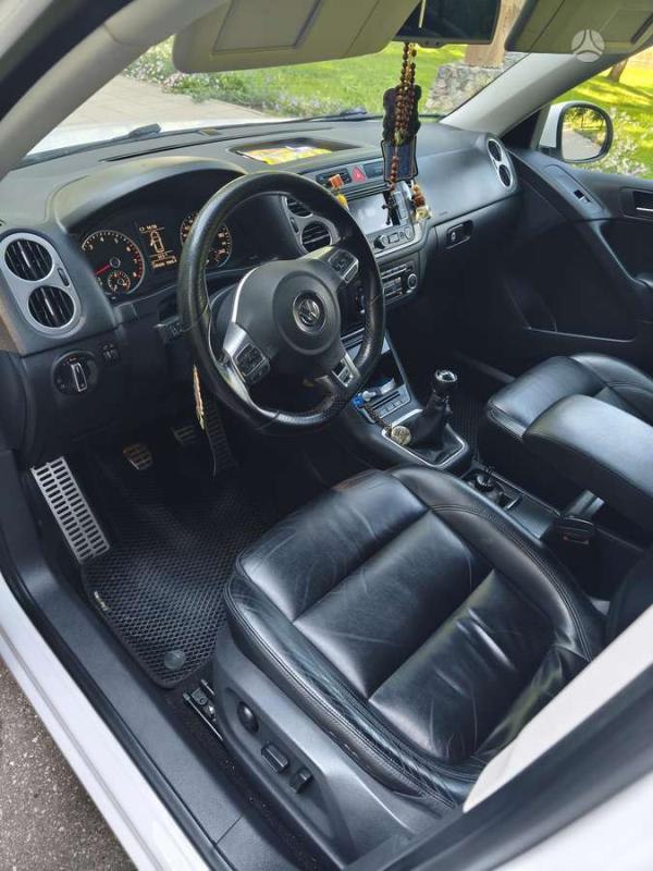 White Volkswagen Tiguan 2011 in Kedainiai, with an engine capacity of 1.98 L and mileage of 246 thousand km for 6000 €, photo 7 on AUTOMOTO.COM.LV