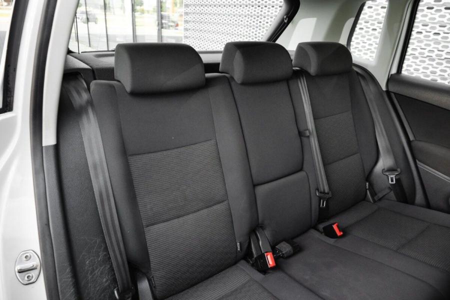 White Volkswagen Tiguan 2011 in Marupe, with an engine capacity of 2.00 L and mileage of 157 thousand km for 5900 €, photo 16 on AUTOMOTO.COM.LV