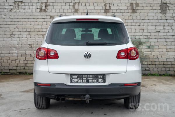 Volkswagen Tiguan 2011 in Liepaja on AUTOMOTO.COM.LV White Volkswagen Tiguan 2011 in Liepaja, with an engine capacity of 1.40 L and mileage of 202 thousand km for 6400 €, photo 6 on AUTOMOTO.COM.LV
