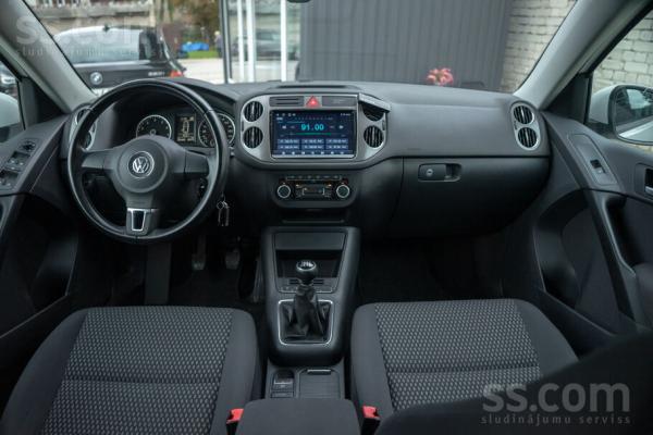 Volkswagen Tiguan 2011 in Liepaja on AUTOMOTO.COM.LV White Volkswagen Tiguan 2011 in Liepaja, with an engine capacity of 1.40 L and mileage of 202 thousand km for 6400 €, photo 8 on AUTOMOTO.COM.LV