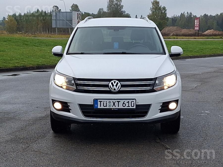 White Volkswagen Tiguan 2012 in Cesis, with an engine capacity of 2.00 L and mileage of 250 thousand km for 8950 €, photo 3 on AUTOMOTO.COM.LV