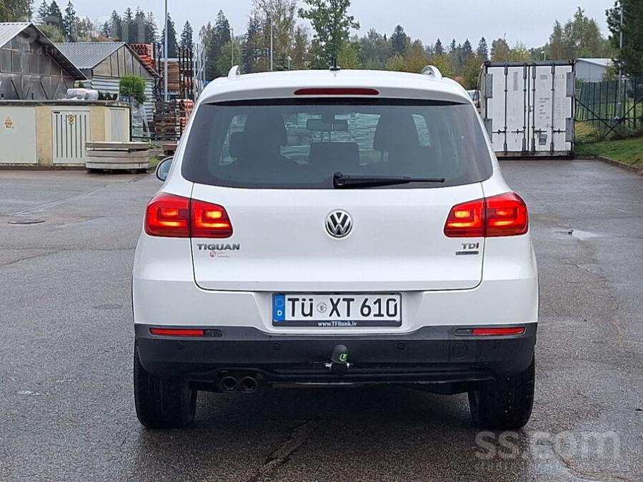 White Volkswagen Tiguan 2012 in Cesis, with an engine capacity of 2.00 L and mileage of 250 thousand km for 8950 €, photo 5 on AUTOMOTO.COM.LV