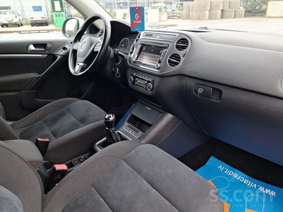 White Volkswagen Tiguan 2012 in Cesis, with an engine capacity of 2.00 L and mileage of 250 thousand km for 8950 €, photo 26 on AUTOMOTO.COM.LV