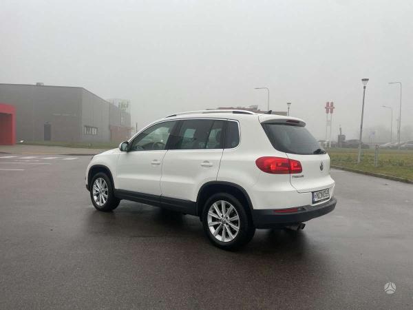 White Volkswagen Tiguan 2012 in Vilnius, with an engine capacity of 1.97 L and mileage of 209 thousand km for 10950 €, photo 3 on AUTOMOTO.COM.LV