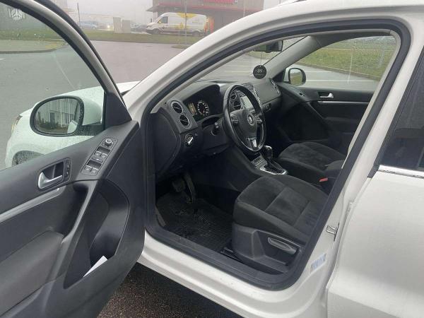 White Volkswagen Tiguan 2012 in Vilnius, with an engine capacity of 1.97 L and mileage of 209 thousand km for 10950 €, photo 10 on AUTOMOTO.COM.LV