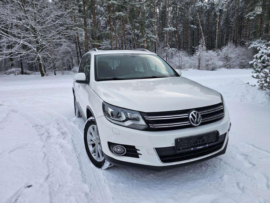 White Volkswagen Tiguan 2012 in Ukmerge, with an engine capacity of 1.97 L and mileage of 369 thousand km for 6200 €, photo 1 on AUTOMOTO.COM.LV
