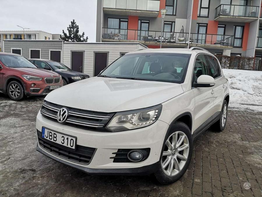 White Volkswagen Tiguan 2012 in Klaipeda, with an engine capacity of 2.00 L and mileage of 300 thousand km for 4999 €, photo 1 on AUTOMOTO.COM.LV