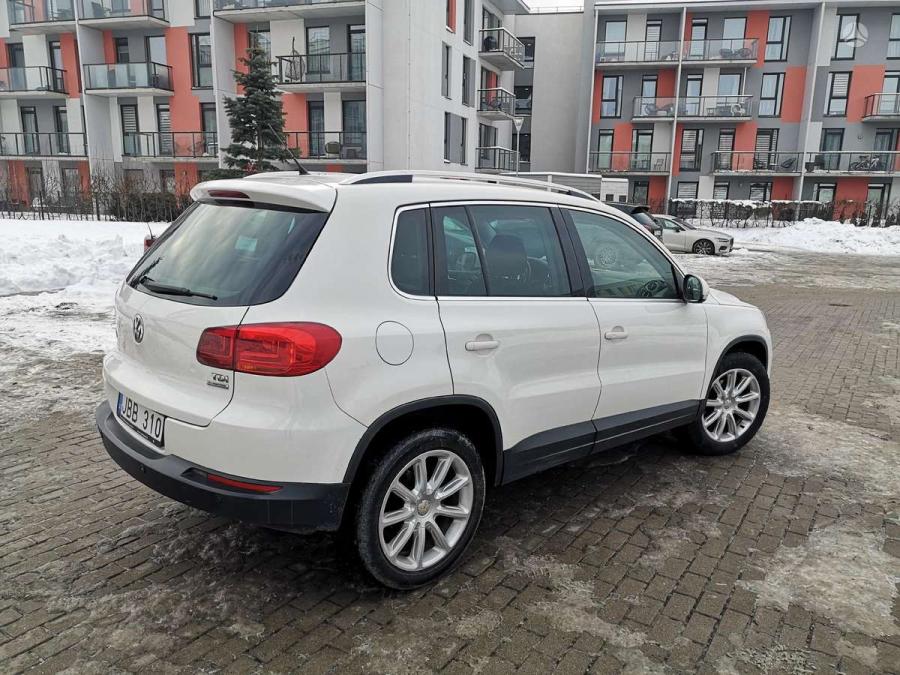 White Volkswagen Tiguan 2012 in Klaipeda, with an engine capacity of 2.00 L and mileage of 300 thousand km for 4999 €, photo 4 on AUTOMOTO.COM.LV