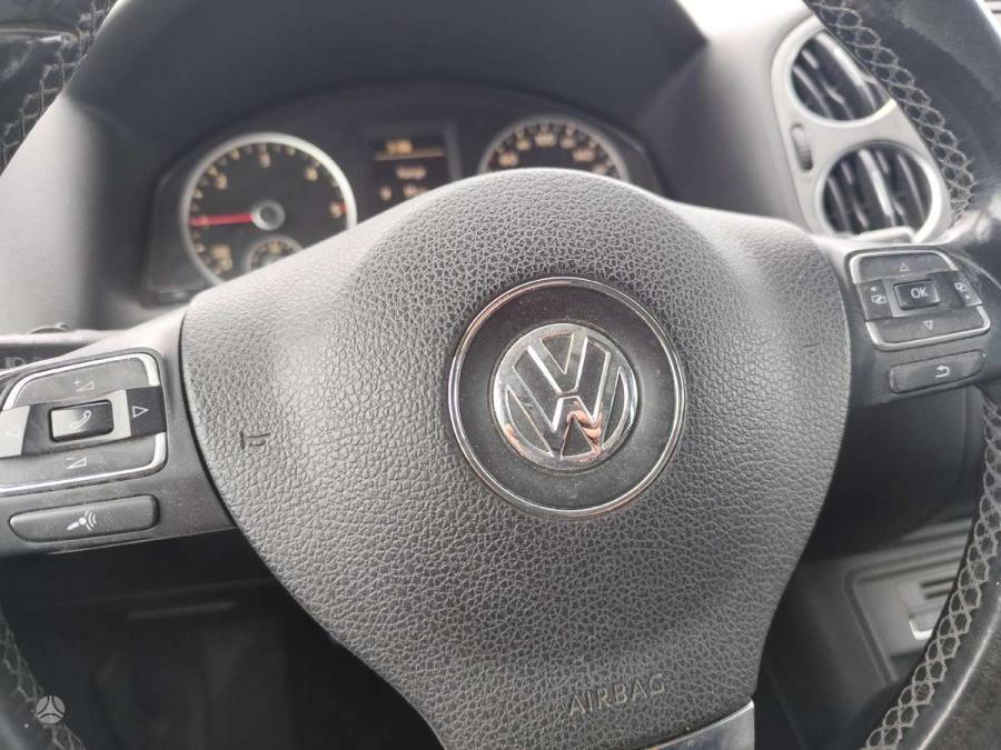 White Volkswagen Tiguan 2012 in Klaipeda, with an engine capacity of 2.00 L and mileage of 300 thousand km for 4999 €, photo 19 on AUTOMOTO.COM.LV