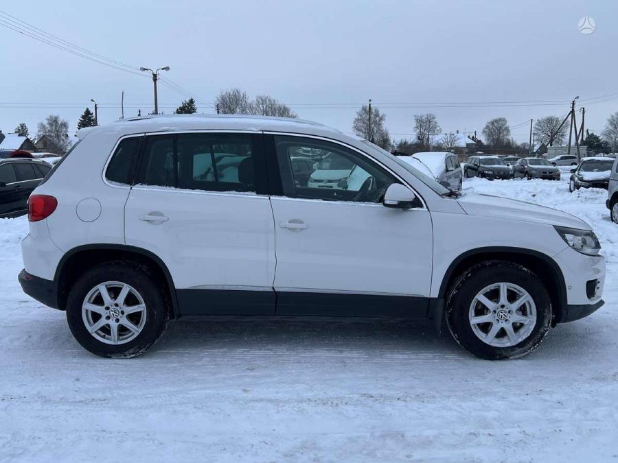 White Volkswagen Tiguan 2012 in Kedainiai, with an engine capacity of 1.40 L and mileage of 276 thousand km for 7450 €, photo 5 on AUTOMOTO.COM.LV