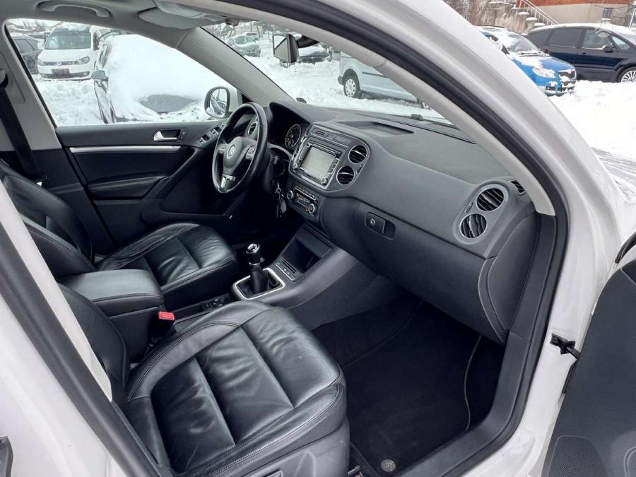 White Volkswagen Tiguan 2012 in Kedainiai, with an engine capacity of 1.40 L and mileage of 276 thousand km for 7450 €, photo 18 on AUTOMOTO.COM.LV