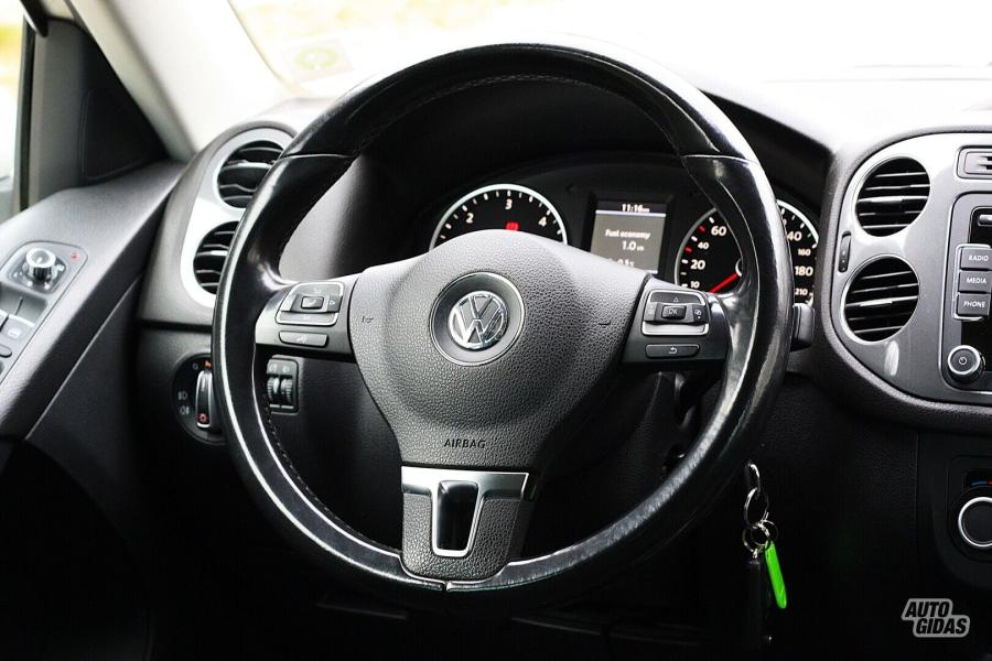 White Volkswagen Tiguan 2012 in Petrikaiciai, with an engine capacity of 2.00 L and mileage of 216 thousand km for 8499 €, photo 31 on AUTOMOTO.COM.LV