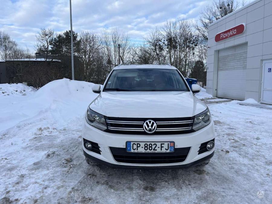 White Volkswagen Tiguan 2012 in Kaunas, with an engine capacity of 2.00 L and mileage of 320 thousand km for 7350 €, photo 2 on AUTOMOTO.COM.LV