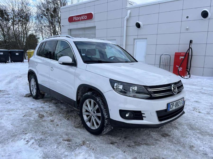 White Volkswagen Tiguan 2012 in Kaunas, with an engine capacity of 2.00 L and mileage of 320 thousand km for 7350 €, photo 3 on AUTOMOTO.COM.LV