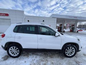 White Volkswagen Tiguan 2012 in Kaunas, with an engine capacity of 2.00 L and mileage of 320 thousand km for 7350 €, photo 4 on AUTOMOTO.COM.LV