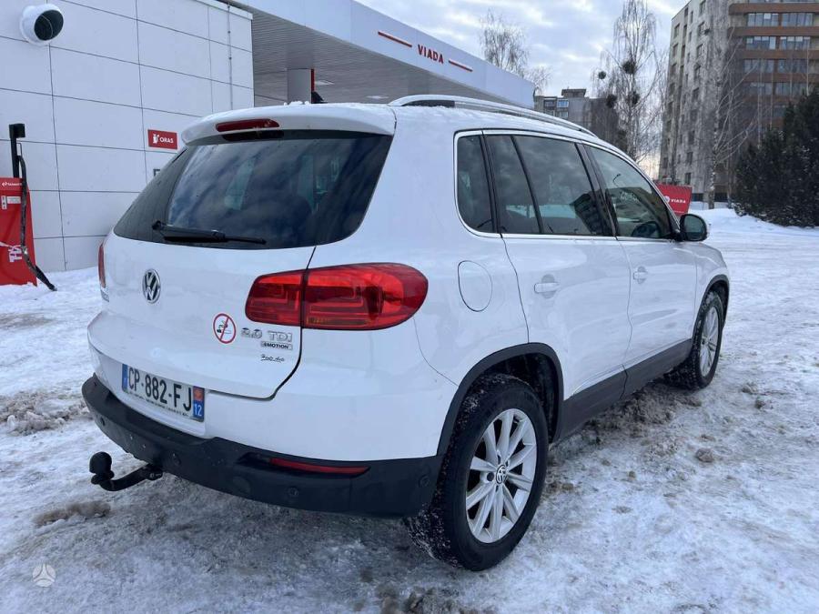 White Volkswagen Tiguan 2012 in Kaunas, with an engine capacity of 2.00 L and mileage of 320 thousand km for 7350 €, photo 5 on AUTOMOTO.COM.LV