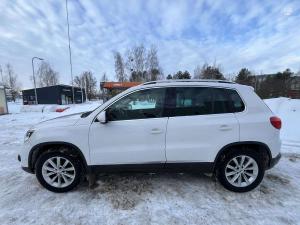 White Volkswagen Tiguan 2012 in Kaunas, with an engine capacity of 2.00 L and mileage of 320 thousand km for 7350 €, photo 8 on AUTOMOTO.COM.LV