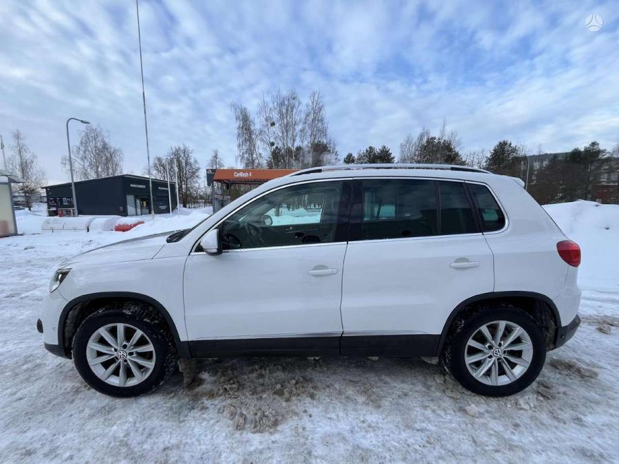 White Volkswagen Tiguan 2012 in Kaunas, with an engine capacity of 2.00 L and mileage of 320 thousand km for 7350 €, photo 8 on AUTOMOTO.COM.LV