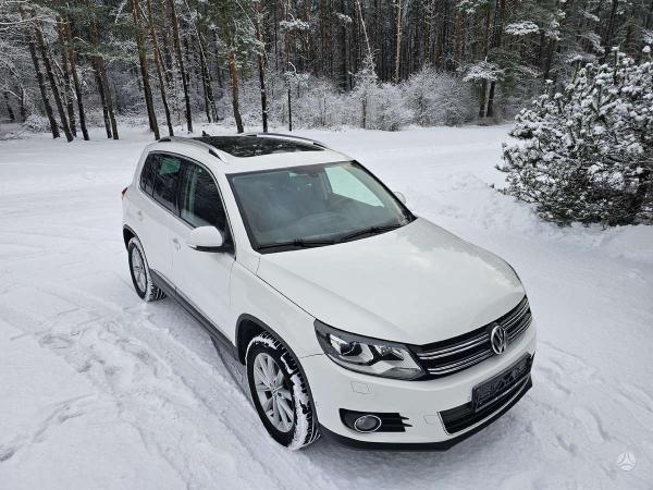 White Volkswagen Tiguan 2012 in Ukmerge, with an engine capacity of 1.97 L and mileage of 369 thousand km for 6200 €, photo 1 on AUTOMOTO.COM.LV