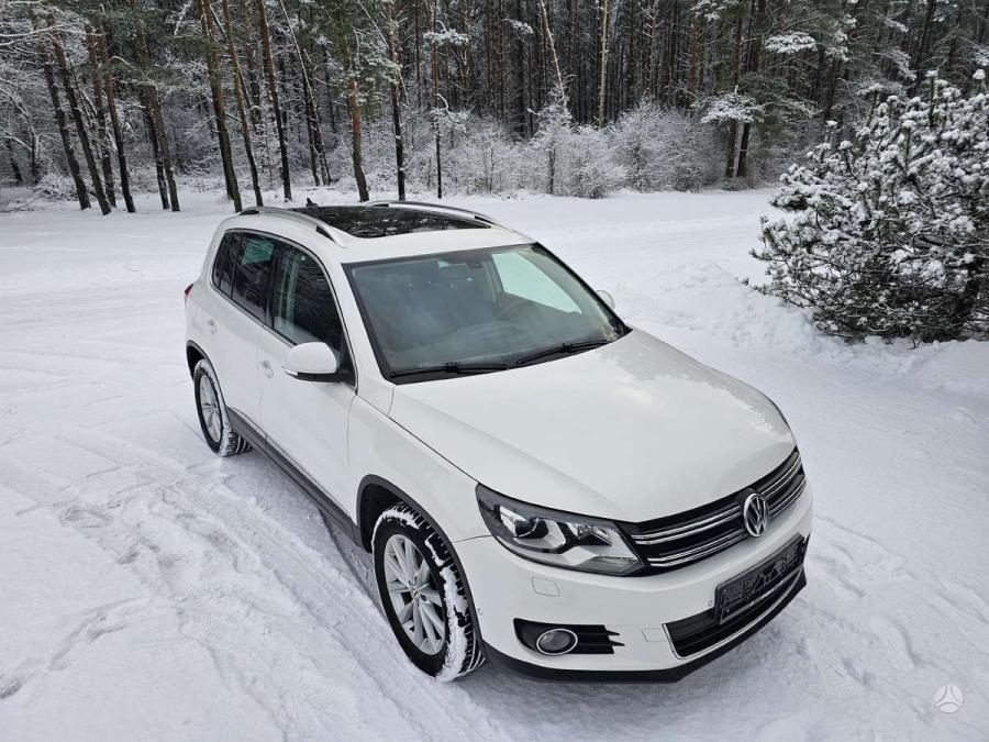 White Volkswagen Tiguan 2012 in Ukmerge, with an engine capacity of 1.97 L and mileage of 369 thousand km for 6200 €, photo 1 on AUTOMOTO.COM.LV