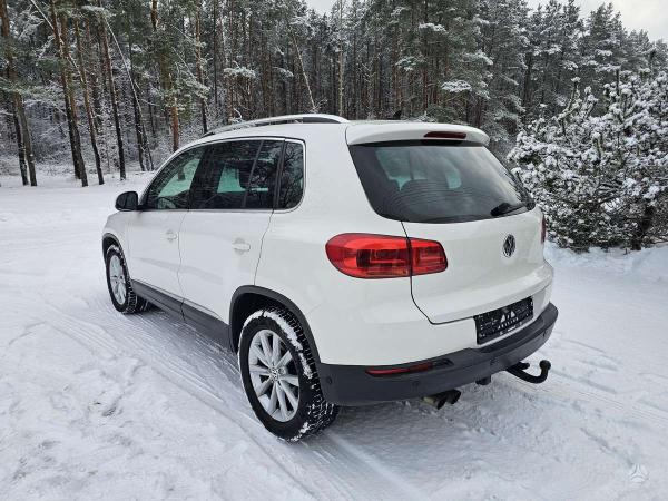 White Volkswagen Tiguan 2012 in Ukmerge, with an engine capacity of 1.97 L and mileage of 369 thousand km for 6200 €, photo 6 on AUTOMOTO.COM.LV