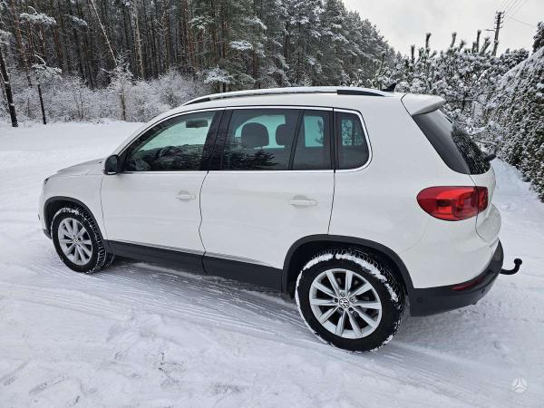 White Volkswagen Tiguan 2012 in Ukmerge, with an engine capacity of 1.97 L and mileage of 369 thousand km for 6200 €, photo 7 on AUTOMOTO.COM.LV