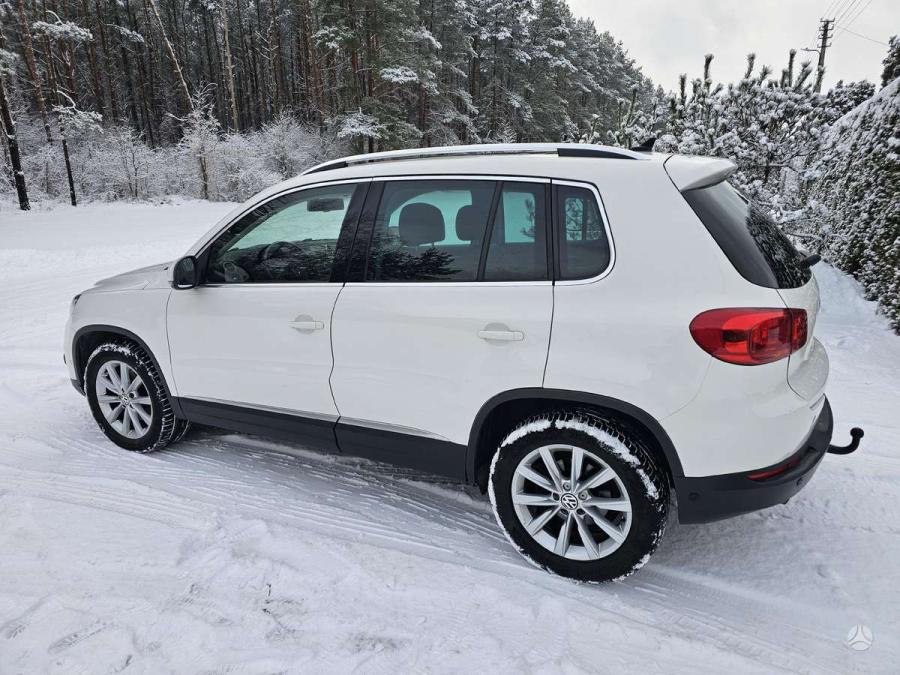 White Volkswagen Tiguan 2012 in Ukmerge, with an engine capacity of 1.97 L and mileage of 369 thousand km for 6200 €, photo 7 on AUTOMOTO.COM.LV