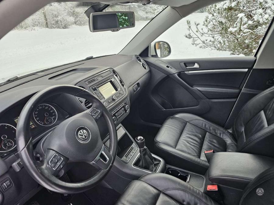 White Volkswagen Tiguan 2012 in Ukmerge, with an engine capacity of 1.97 L and mileage of 369 thousand km for 6200 €, photo 11 on AUTOMOTO.COM.LV