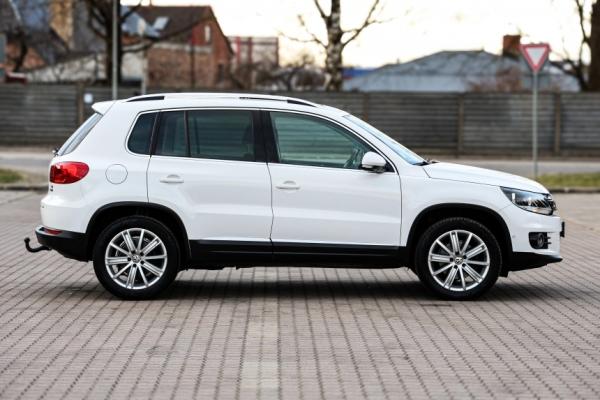 White Volkswagen Tiguan 2012 in Riga, with an engine capacity of 1.40 L and mileage of 265 thousand km for 8800 €, photo 8 on AUTOMOTO.COM.LV