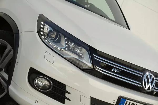 White Volkswagen Tiguan 2012 in Riga, with an engine capacity of 2.00 L and mileage of 207 thousand km for 9900 €, photo 1 on AUTOMOTO.COM.LV