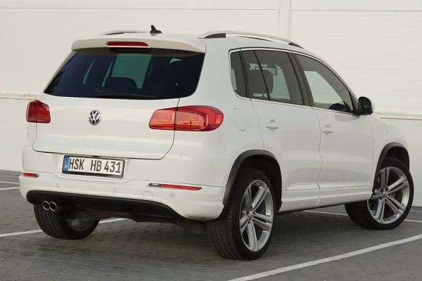 White Volkswagen Tiguan 2012 in Riga, with an engine capacity of 2.00 L and mileage of 207 thousand km for 9900 €, photo 7 on AUTOMOTO.COM.LV