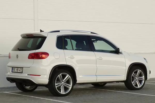 White Volkswagen Tiguan 2012 in Riga, with an engine capacity of 2.00 L and mileage of 207 thousand km for 9900 €, photo 8 on AUTOMOTO.COM.LV