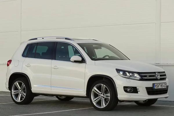 White Volkswagen Tiguan 2012 in Riga, with an engine capacity of 2.00 L and mileage of 207 thousand km for 9900 €, photo 9 on AUTOMOTO.COM.LV