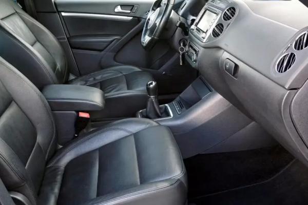 White Volkswagen Tiguan 2012 in Riga, with an engine capacity of 2.00 L and mileage of 207 thousand km for 9900 €, photo 10 on AUTOMOTO.COM.LV