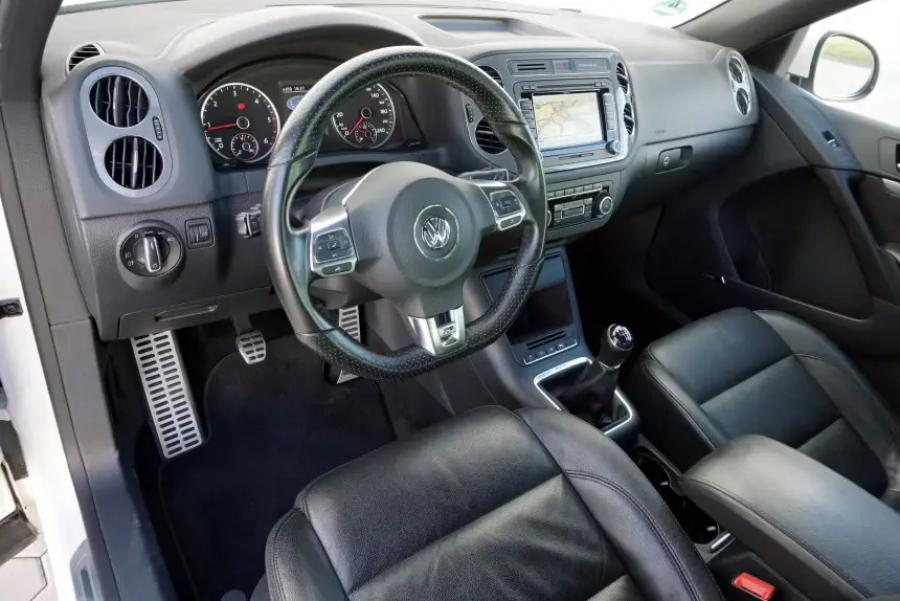 Balts Volkswagen Tiguan 2012 Rīga, ar dzinēja tilpumu 2.00 L un nobraukumu 207 tūkst. km par 9900 €, foto 14 vietnē AUTOMOTO.COM.LV