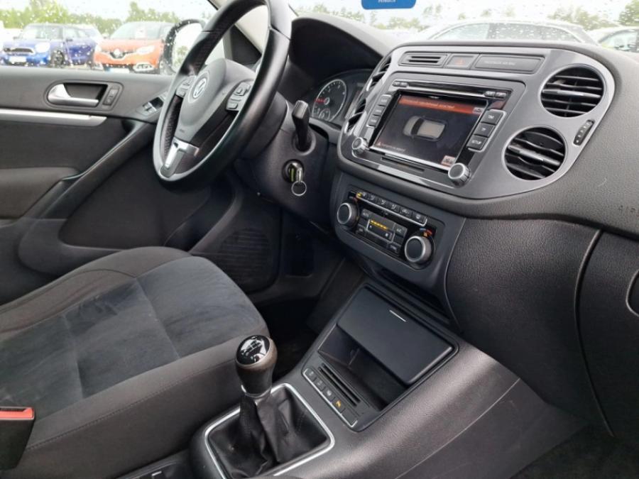 Balts Volkswagen Tiguan 2012 Rīga, ar dzinēja tilpumu 2.00 L un nobraukumu 255 tūkst. km par 8500 €, foto 16 vietnē AUTOMOTO.COM.LV