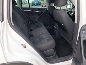 Balts Volkswagen Tiguan 2012 Rīga, ar dzinēja tilpumu 2.00 L un nobraukumu 255 tūkst. km par 8500 €, foto 26 vietnē AUTOMOTO.COM.LV