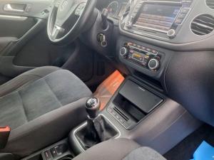 Balts Volkswagen Tiguan 2012 Rīga, ar dzinēja tilpumu 2.00 L un nobraukumu 255 tūkst. km par 8500 €, foto 68 vietnē AUTOMOTO.COM.LV
