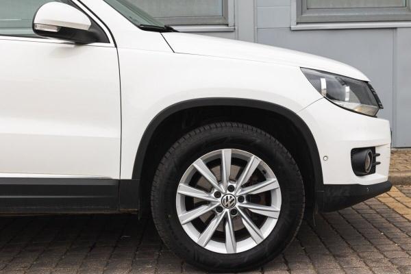 White Volkswagen Tiguan 2012 in Ventspils, with an engine capacity of 2.00 L and mileage of 260 thousand km for 7900 €, photo 9 on AUTOMOTO.COM.LV