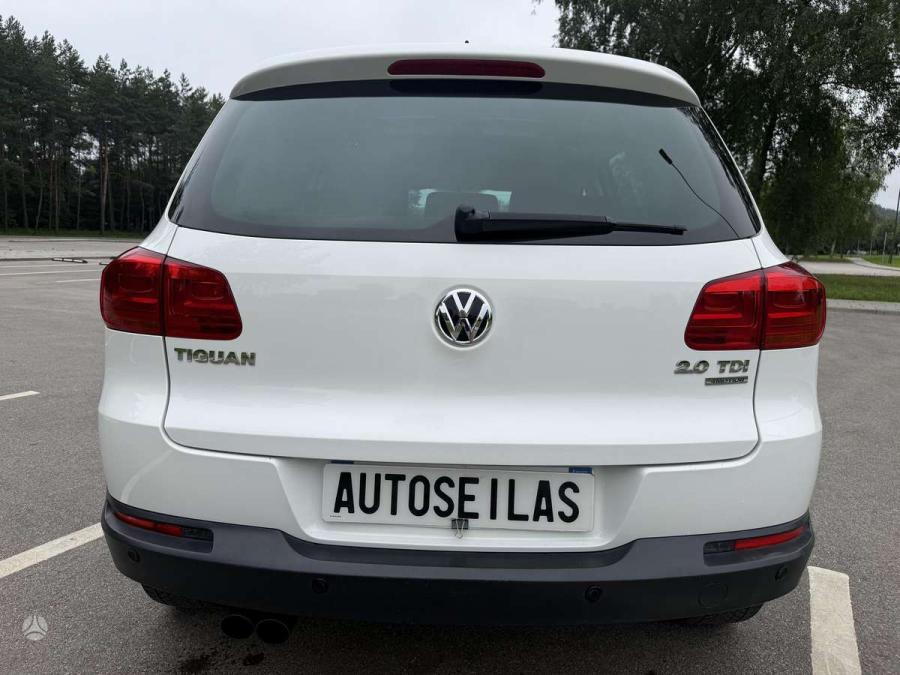 White Volkswagen Tiguan 2012 in Kaunas, with an engine capacity of 1.97 L and mileage of 263 thousand km for 8444 €, photo 7 on AUTOMOTO.COM.LV