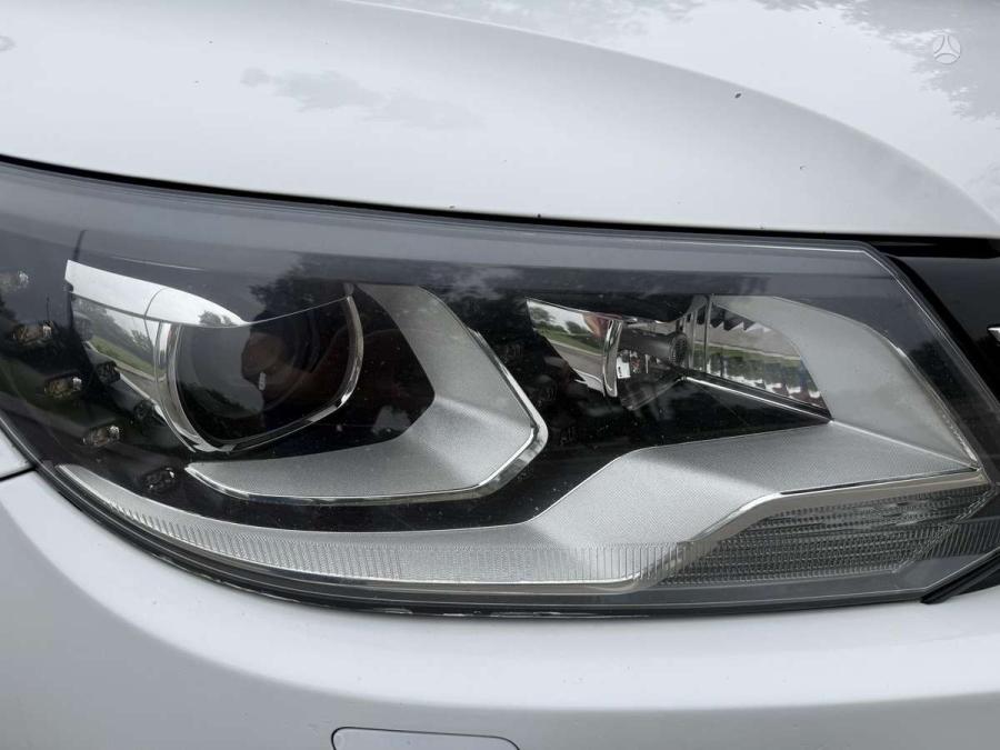 White Volkswagen Tiguan 2012 in Kaunas, with an engine capacity of 1.97 L and mileage of 263 thousand km for 8444 €, photo 9 on AUTOMOTO.COM.LV