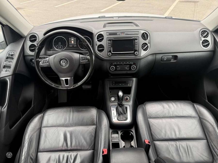 White Volkswagen Tiguan 2012 in Kaunas, with an engine capacity of 1.97 L and mileage of 263 thousand km for 8444 €, photo 10 on AUTOMOTO.COM.LV