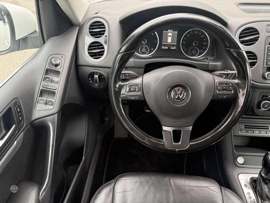 White Volkswagen Tiguan 2012 in Kaunas, with an engine capacity of 1.97 L and mileage of 263 thousand km for 8444 €, photo 11 on AUTOMOTO.COM.LV