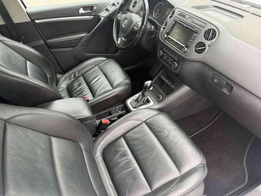 White Volkswagen Tiguan 2012 in Kaunas, with an engine capacity of 1.97 L and mileage of 263 thousand km for 8444 €, photo 14 on AUTOMOTO.COM.LV